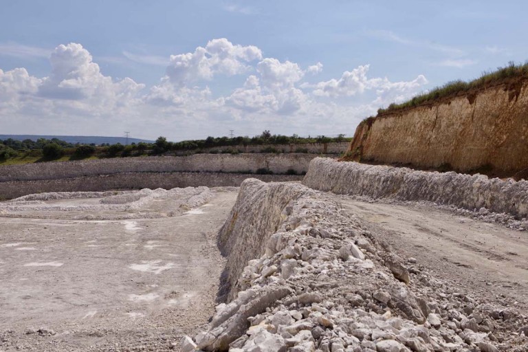 Carrière de craie aux confins de l'Ile de France , lieu de tournage ...